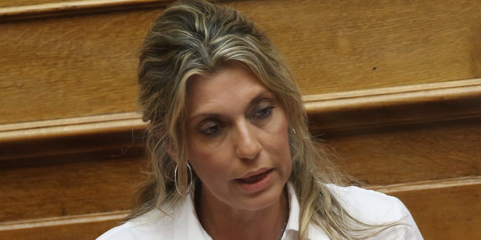 ΣΥΝΕΠΙΜΕΛΕΙΑ: Διαφωνία από Μαριέττα Γιαννάκου-Δάκρυα από Αννα Καραμανλή ...